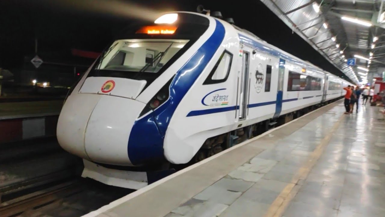 Delhi - Dehradun Vande Bharat Express arriving at Dehradun | with train ...