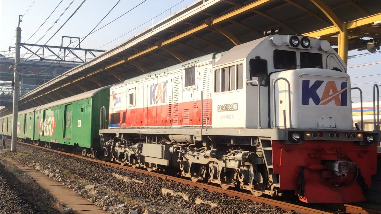 Kereta Api Kargo dengan CC2019901R JR - YouTube