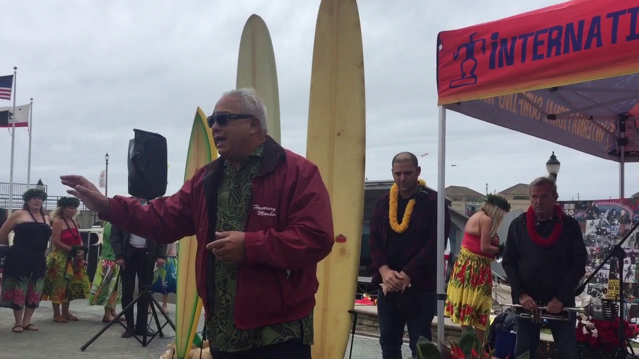 Hawaiian ceremonial chant prayer for Uncle Dick’s paddle out - YouTube