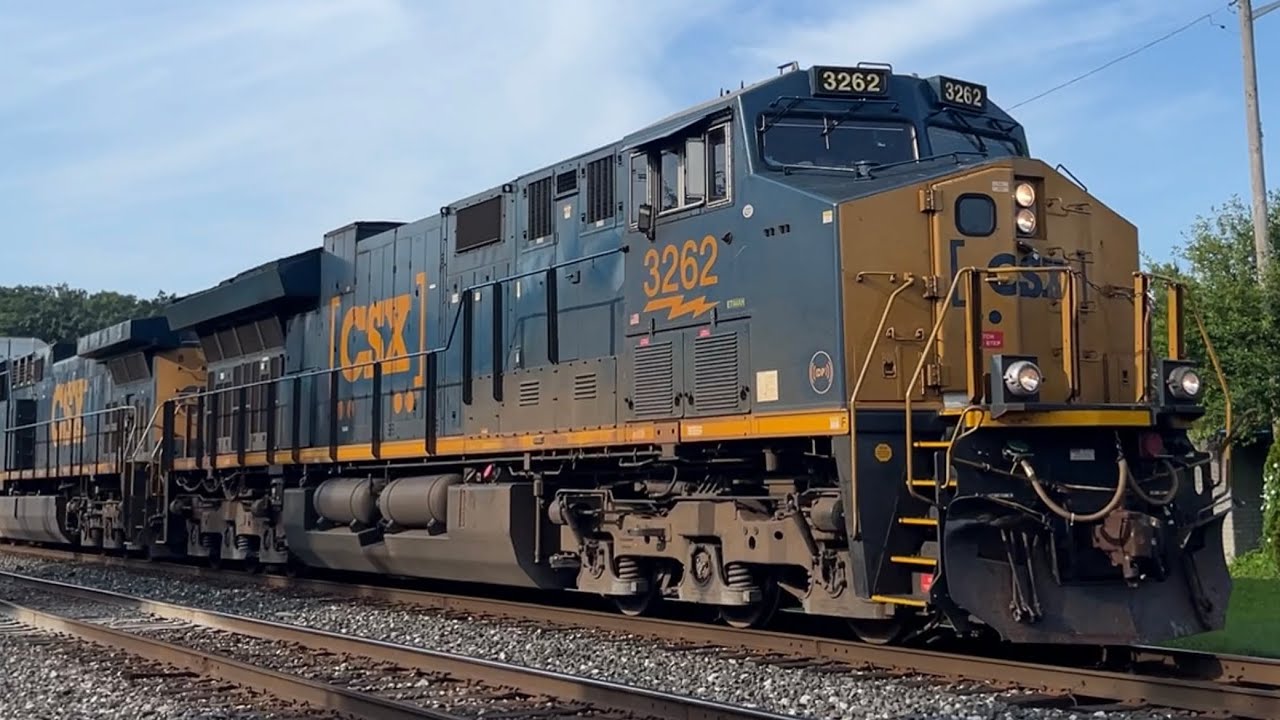 CSX #’s 3262 (ET44AH) & 8 (AC44CW) lead CSX M215 north through Romulus, MI (8/17/23) - YouTube