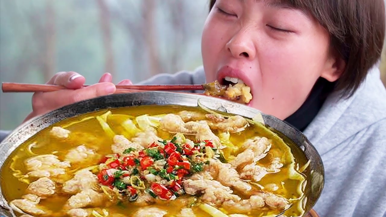秋妹今天炸酥肉,一半乾吃一半煮進酸菜湯裡,酸爽開胃太下飯了【顏美食】 Youtube