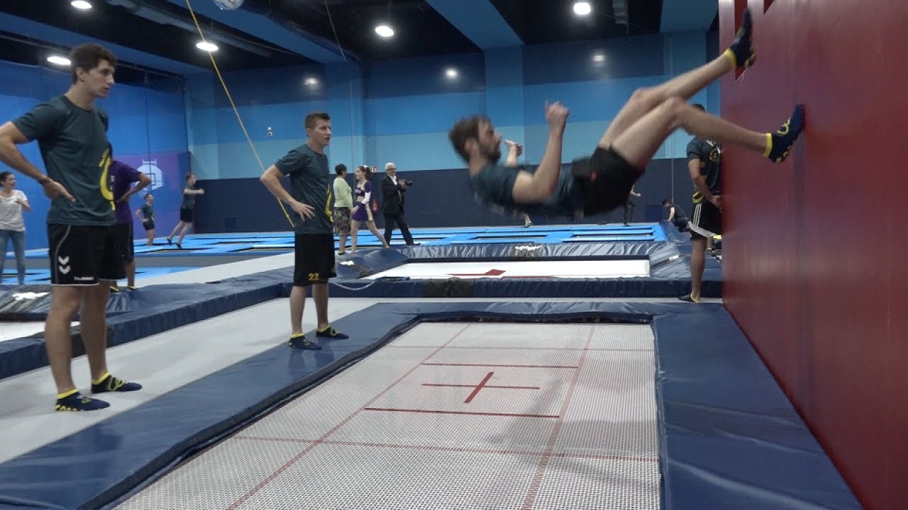 Schwechat "springt" - Trampolinspringen im Multiversum - YouTube