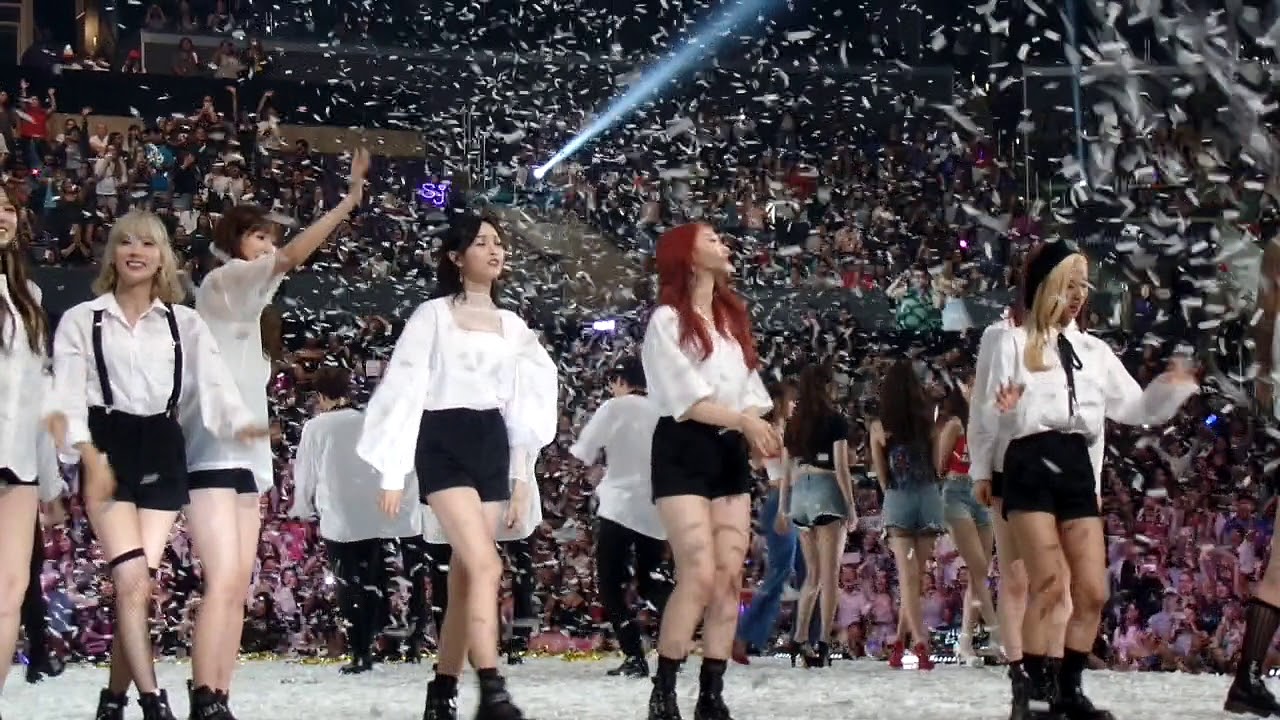 Kcon Day 1 Ending Stage All Artists kcon in LA 170819 - YouTube