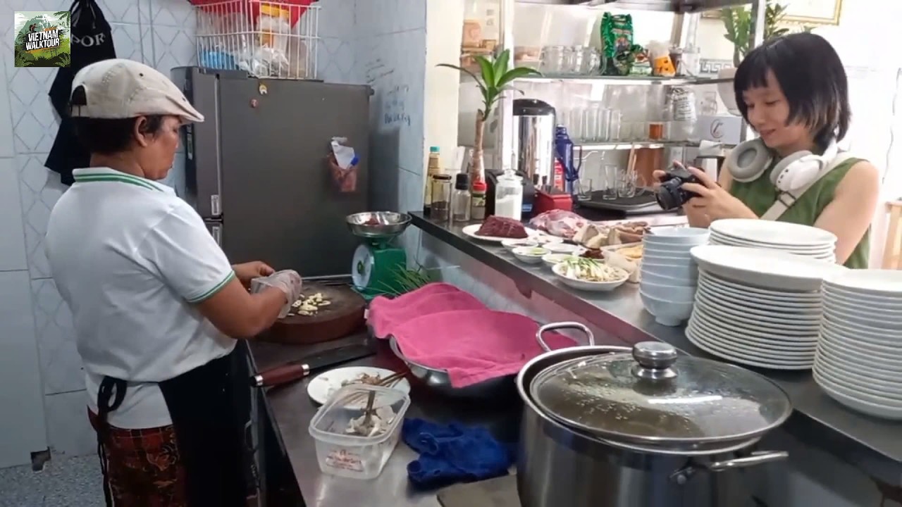 Enjoy Northern Style Pho in the Heart of Saigon - YouTube