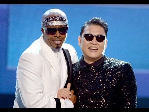 PSYとMCハマーのコラボにアメリカの観客が熱狂！ [1080p]