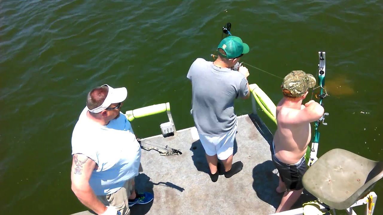 BowFishing For Stingrays In VA - YouTube