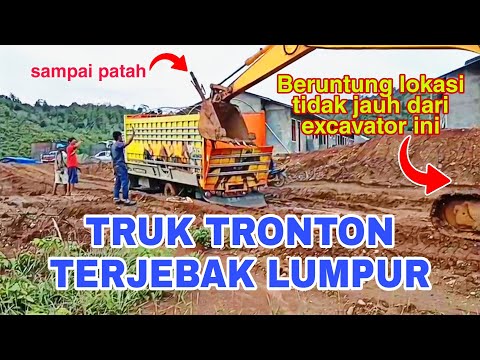 Truck stuck in the mud - Rubble ride on excavator to help