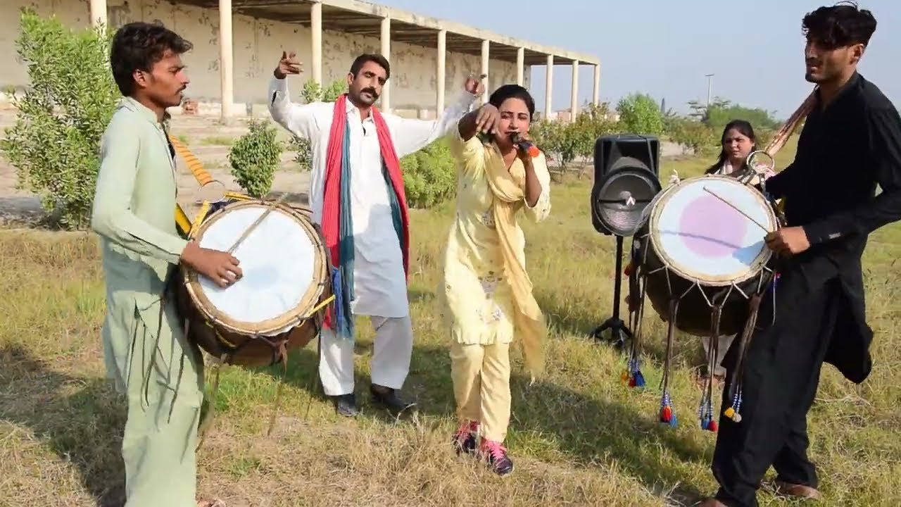 Watch Nadia Malik's Stunning Pinky Dhol Dance Performance! - YouTube