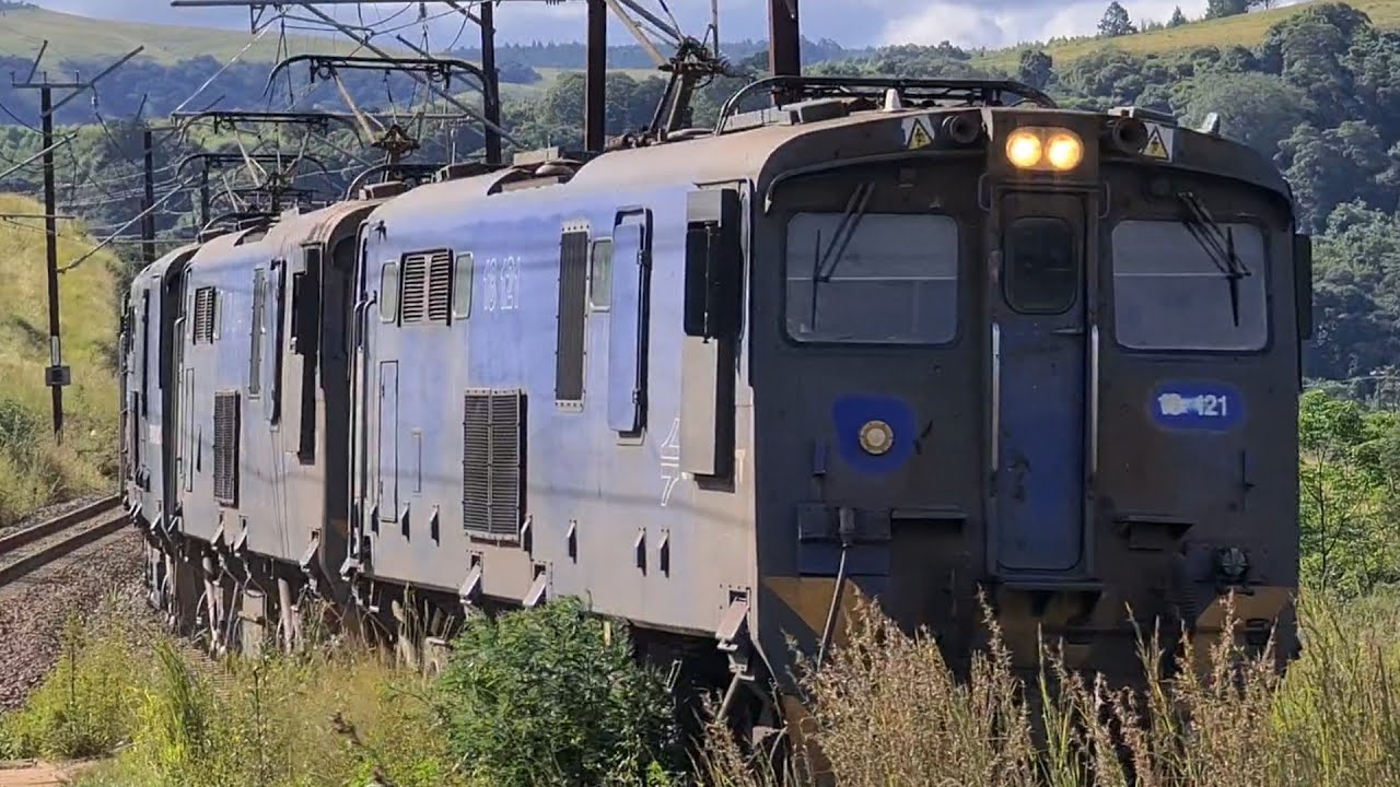 Spoornet/Transnet class 18E locomotives, two load crossing between ...