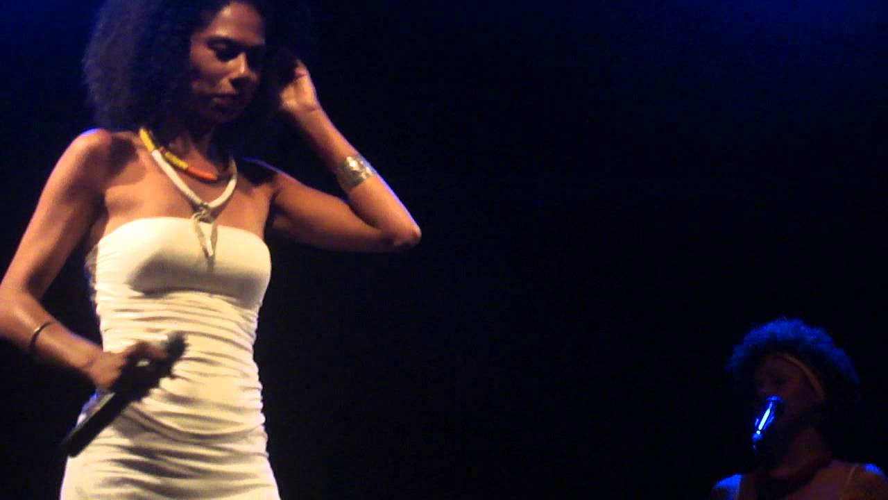 Maga Bo - "Balanço na Canoa" / "Janaína" - Oi Futuro Ipanema - YouTube