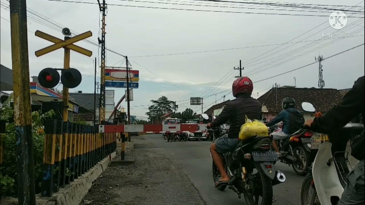 perlintasan kereta api timur stasiun rejotangan Tulungagung - YouTube