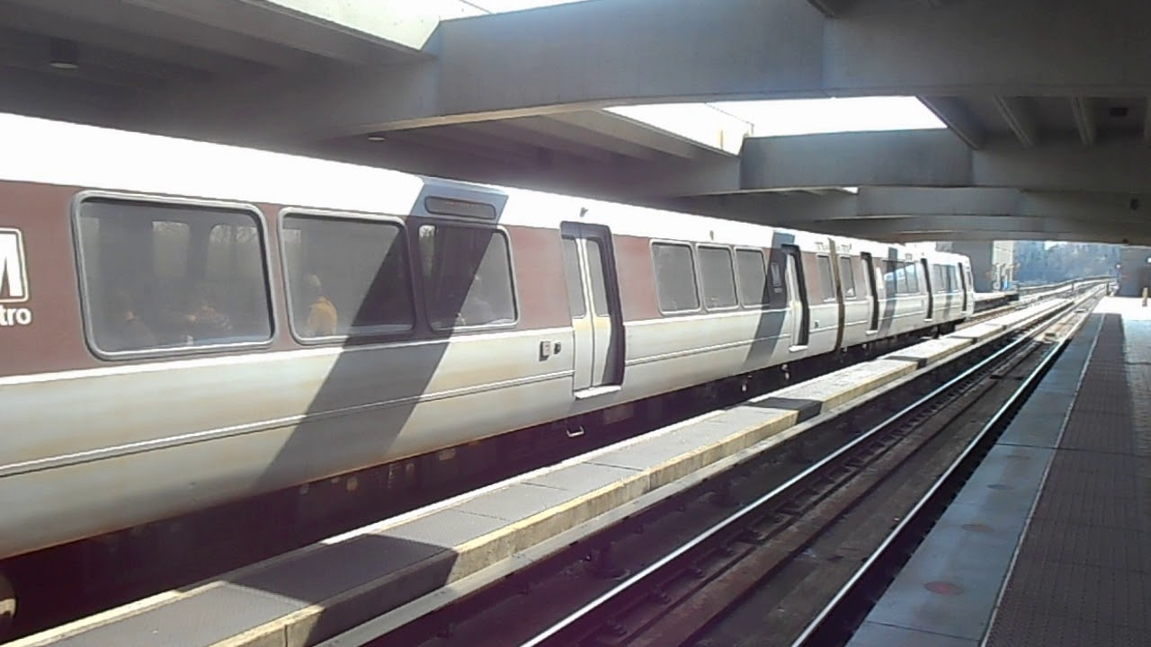 DC Metro (WMATA): Greenbelt bound 6 cars Green Line train at West ...