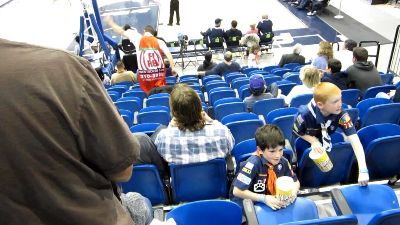 hardly having fun at UCI basketball game - YouTube