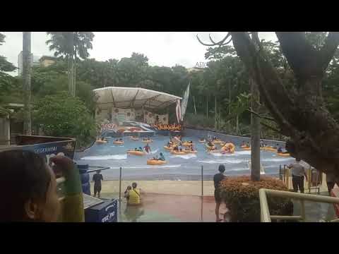 ketauan mesum di kolam ombak menggunakan ban kuning.