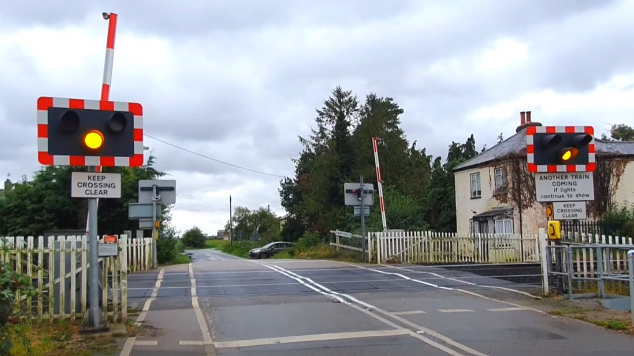 Cherry Holt Level Crossing, Lincolnshire - YouTube