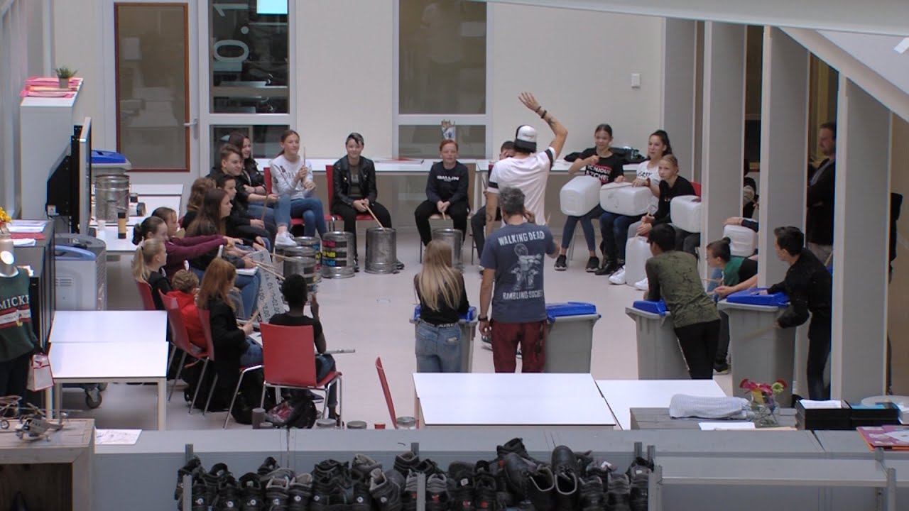 Reeshof College staat stil bij bevrijding van Tilburg - YouTube