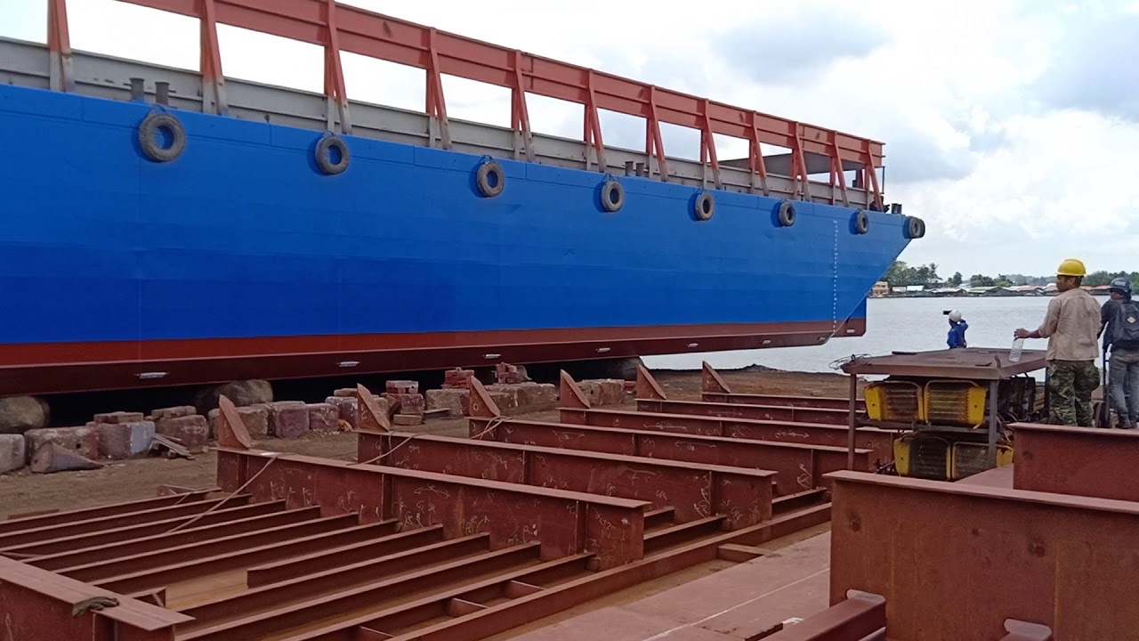 PROSES LAUNCHING KAPAL TONGKANG 300 PT KTU SHIPYARD BATAM - YouTube