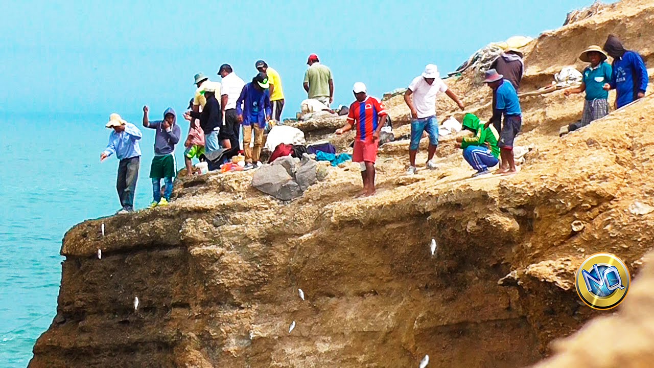 Mira estos hechos De PESCA Hombres PESCAN con línea de mano en ...