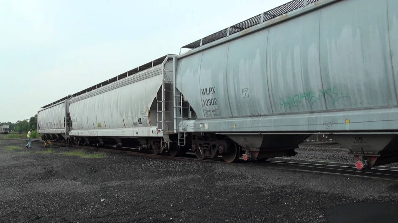 Conrail MA-1 With Operation Lifesaver Engine Pulls Hoppers Into Bound Brook Station - YouTube