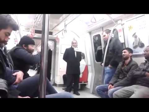 Taksim Metrosunda Sigara İçip  Şiir Okuyan Adam