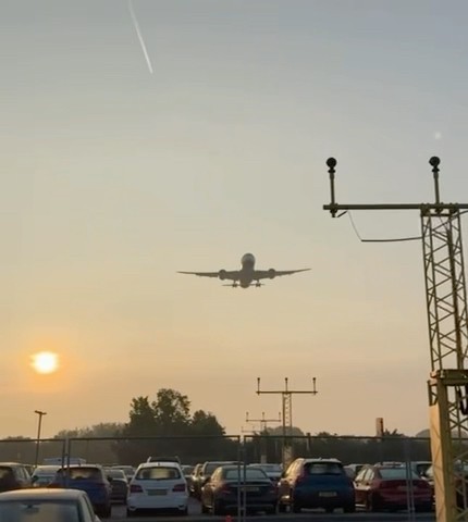 Stunning sunrise British airways 787 landing into London Heathrow 🌅 ️ ...