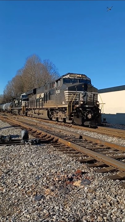 GE ES44AC "Strollin into downtown" HUGE Horn Blast thru X-ings! Norfolk Southern #8126 -#154 ...