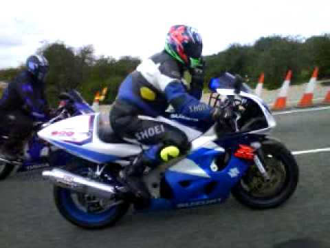 suzuki gsxr 600 and r6 on m1 roadworks - YouTube