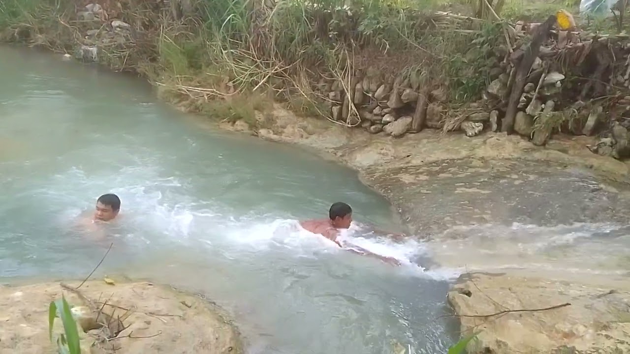 Sejuk nya mandi.di kali - YouTube