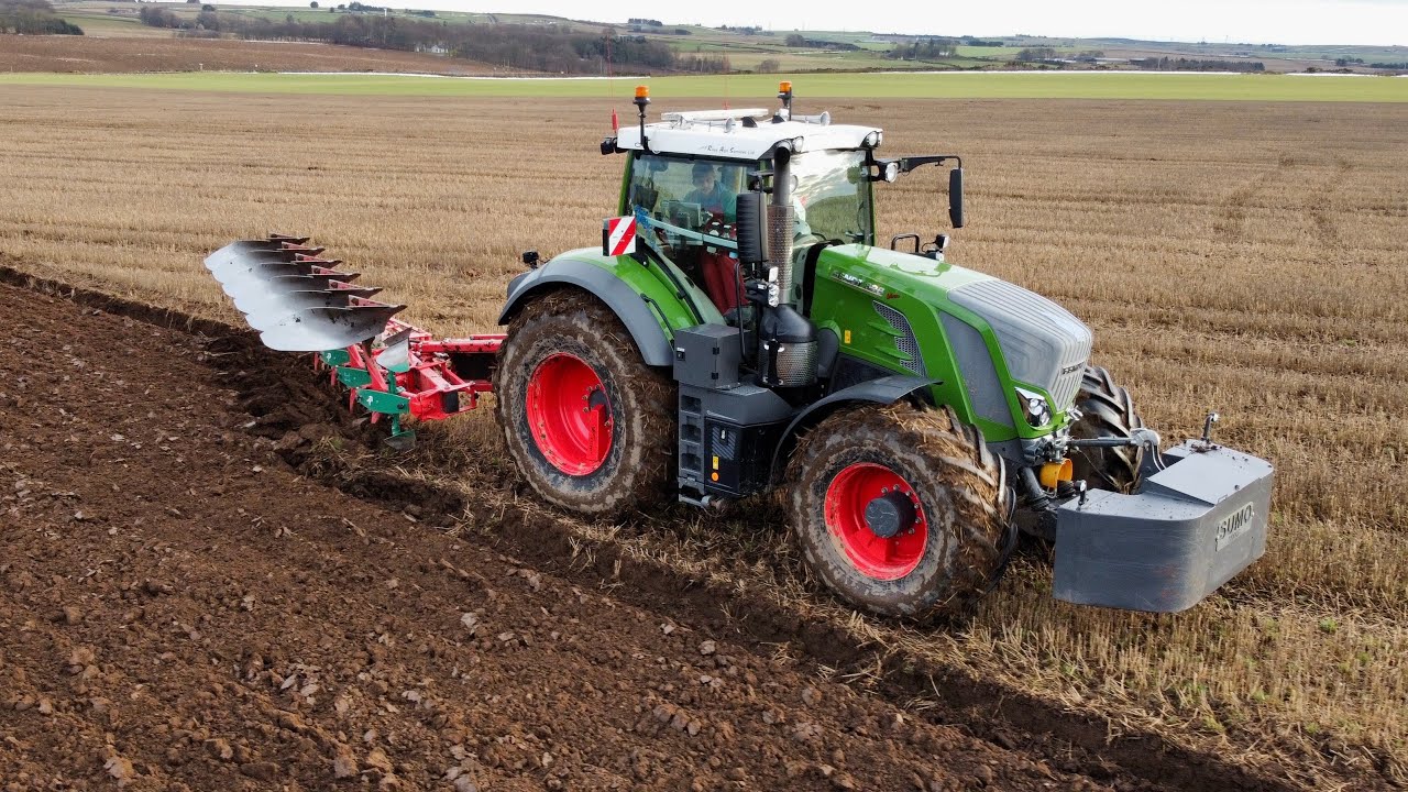 Fendt 828 Vario and BRAND NEW Kverneland 6 Furrow Plough! - YouTube