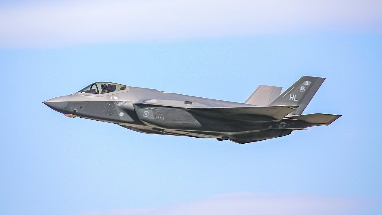 F35 High Speed Pass with Internal Weapons bay reveal - YouTube