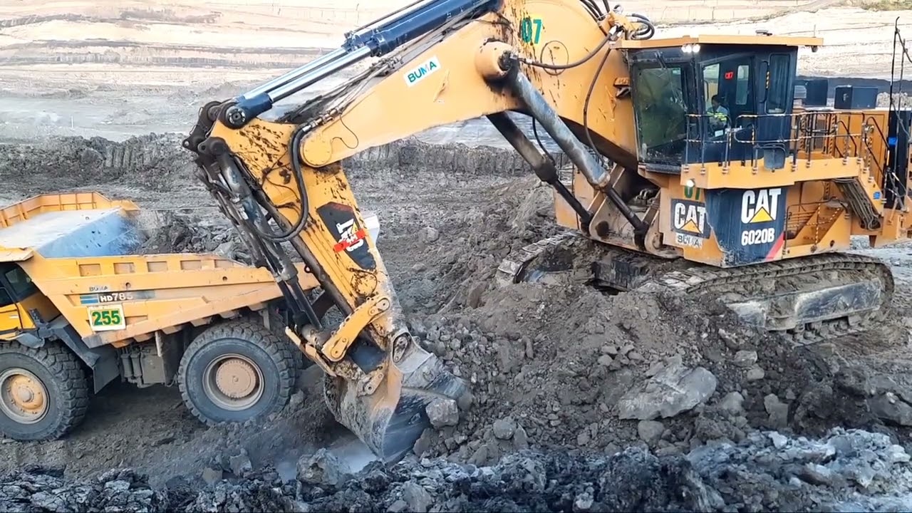 Caterpillar 6020B Excavator vs Komatsu HD785 - YouTube