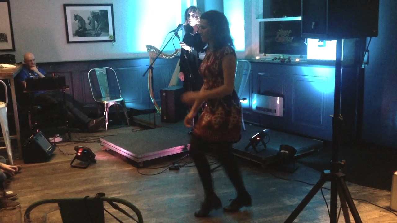 Mairi MacInnes & Sophie Stephenson (Gaelic Mouth Music) - YouTube