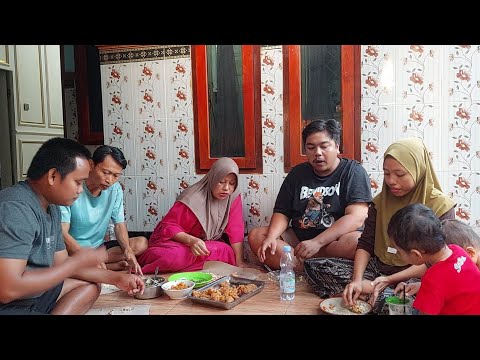 Makan Ayam Geprek Di Depan Rumah Sama Adik