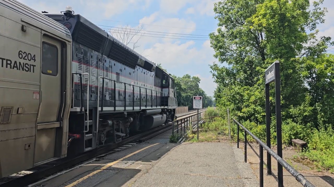 NJ Transit GP40PH-2 #4101 w/Main Line Train #1721 at Lyndhurst Station ...
