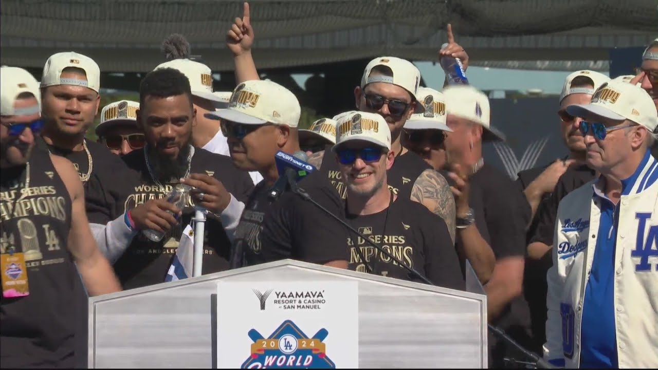 Dodgers manager Dave Roberts fires up the crowd at Dodger Stadium - YouTube