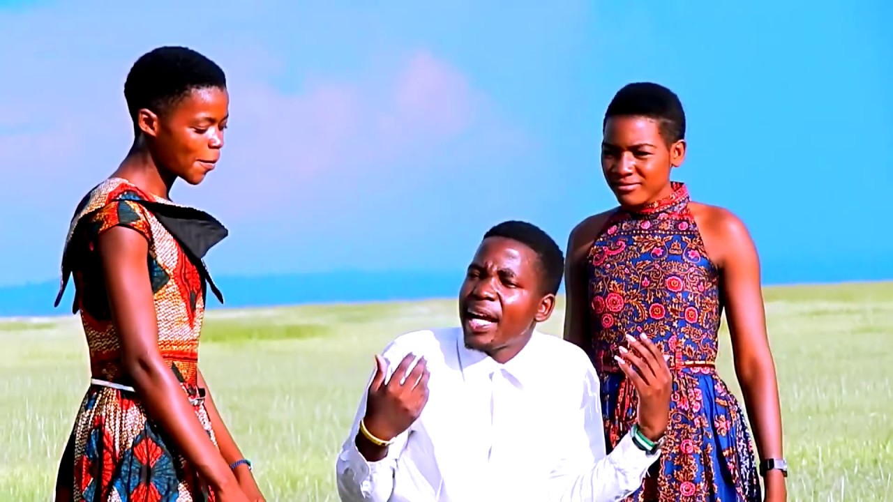 Magombo famly- Kuyenda ndi yesu-official video - YouTube