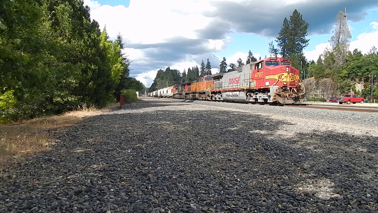 BNSF 4707 leads the QPVBCJ into Colfax - YouTube