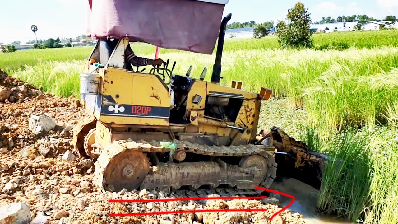 Incredibly...!! Bulldozer D20 drives into the water because the ...