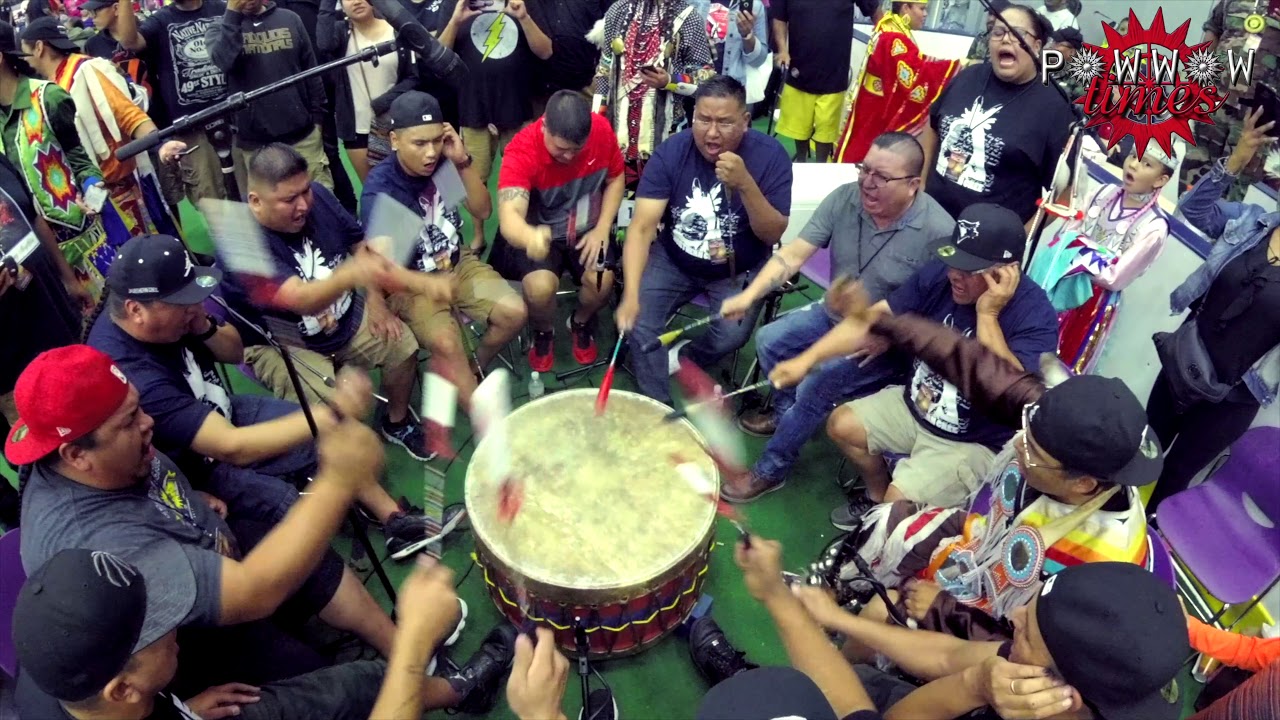 Northern Cree Singers Grass Dance Song @ Shakopee Powwow 2017 - YouTube