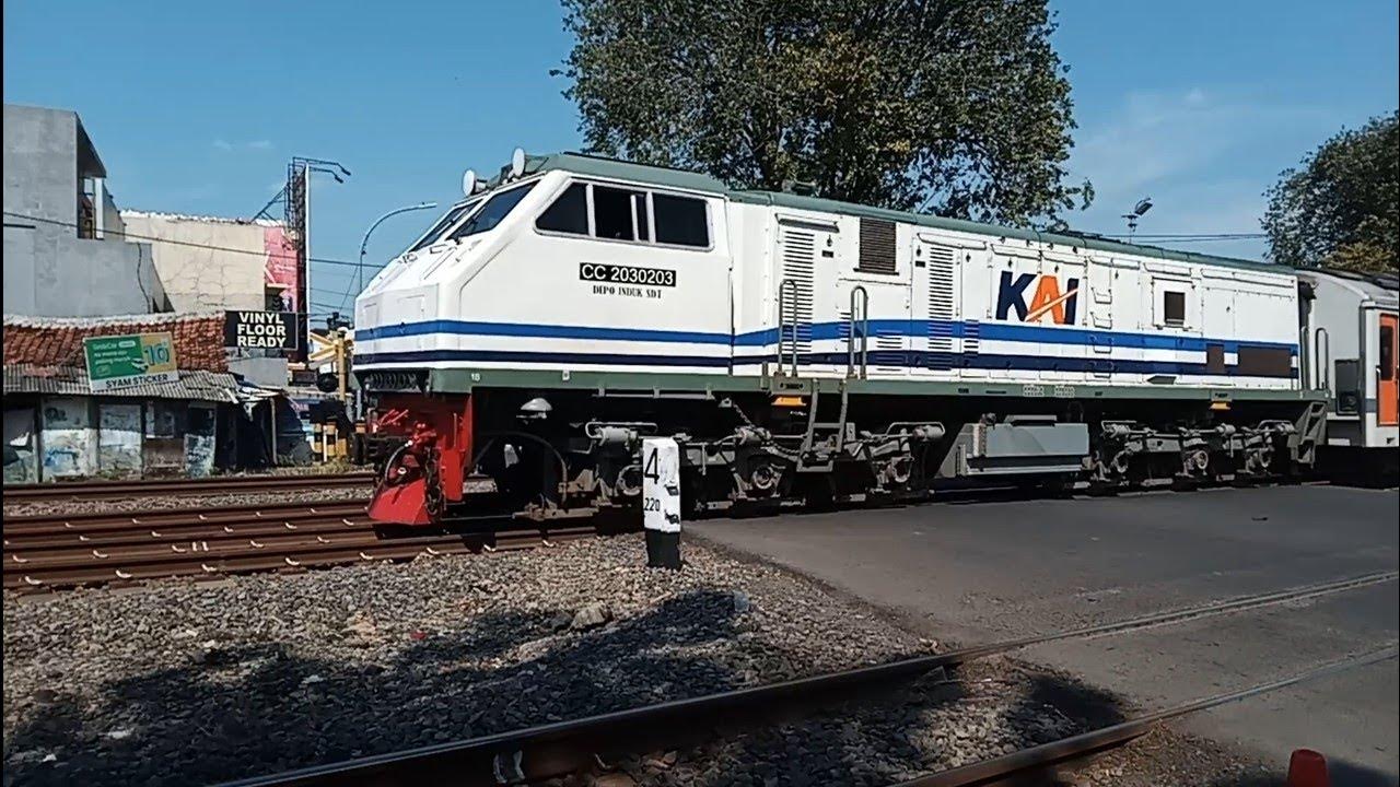 PALANG PERLINTASAN KERETA API || RAILROAD CROSSING || KA.BANGUNKARTA DI TARIK CC 2030203 WNB ⚪️🔵 ...