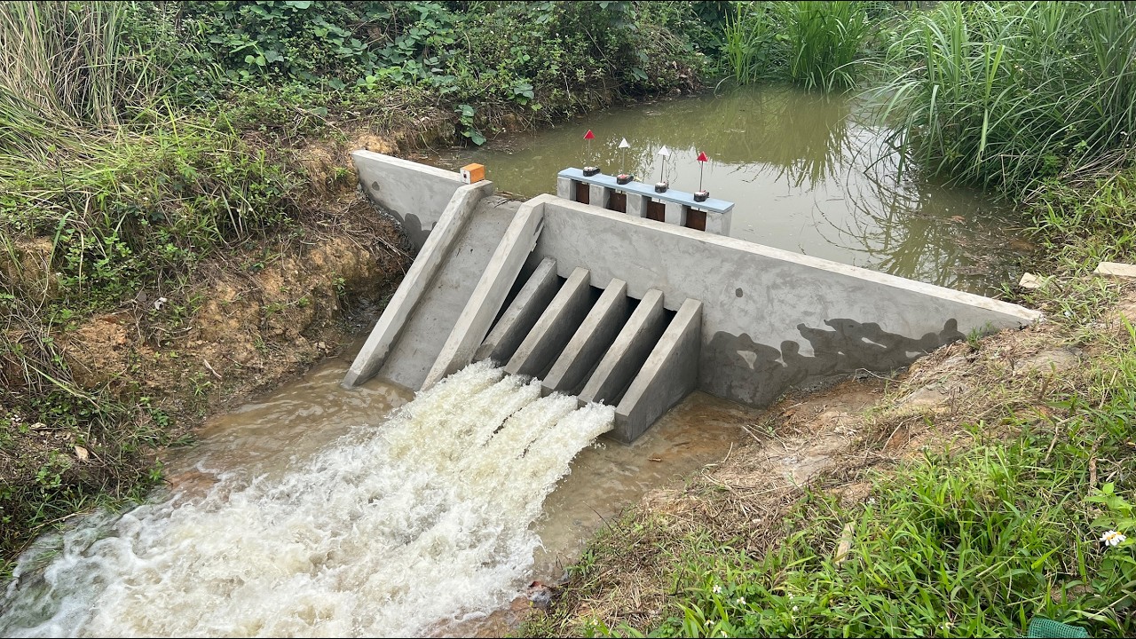 Block The Stream To Build A Flood Discharge Dam - YouTube