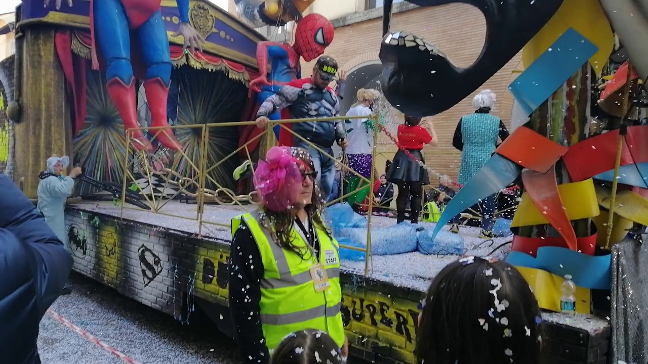 Carnevale Cremasco: il carro vincitore dei super eroi (Gruppo Barabet ...
