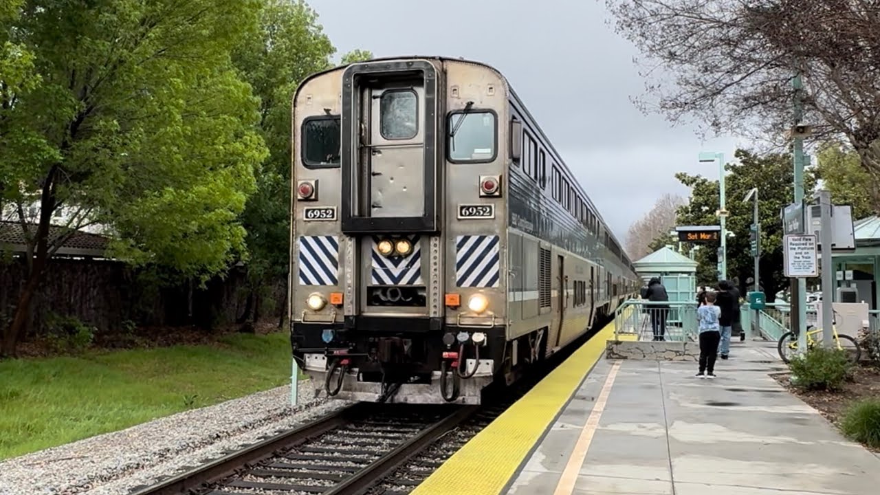 Amtrak 774 Departure from Simi Valley cabcar 6952 with a heavy horn ...