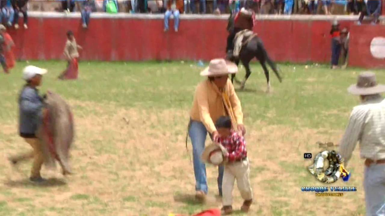 NIÑOS JUGANDO CON TOROS - YouTube