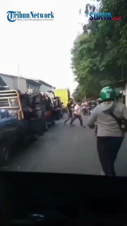 TEREKAM Detik-detik Pemotor yang Diduga Pengawal Ambulans Terjatuh - YouTube