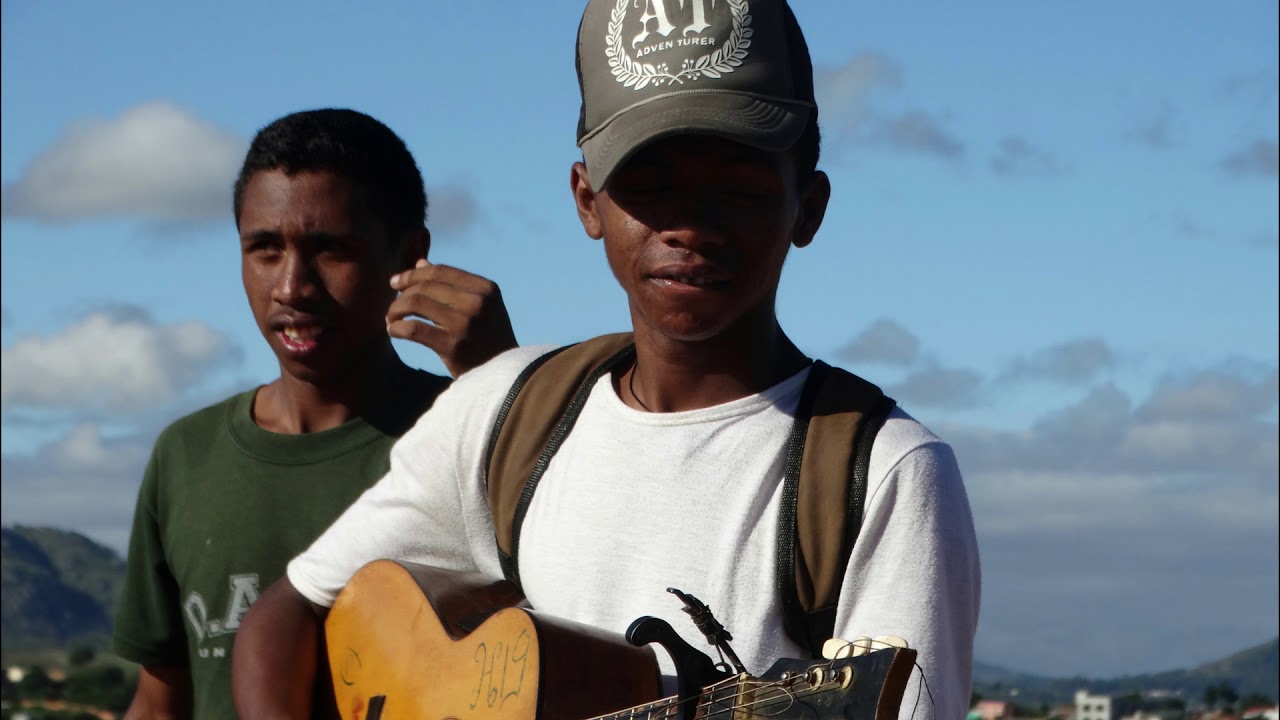 Tablier Manga - Lolo Sy Ny Tariny - YouTube