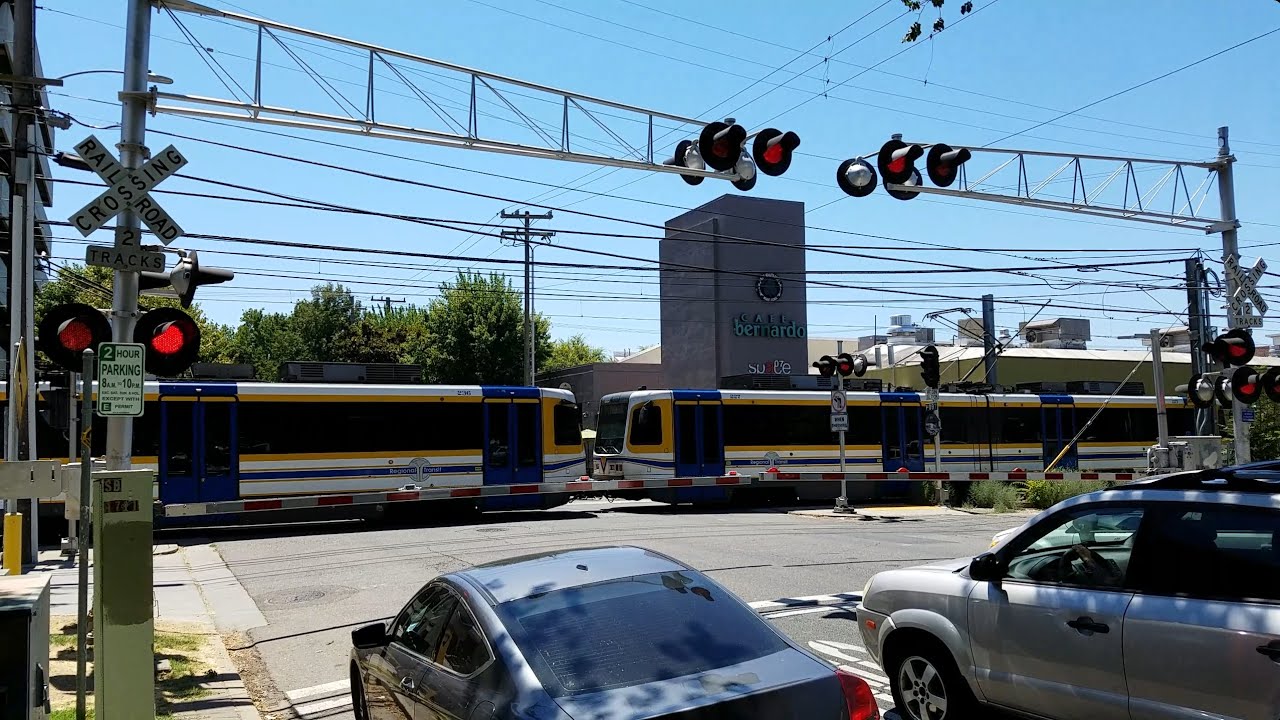 15th Street Railroad Crossing, Sacramento Light Rail Gold Line Inbound ...
