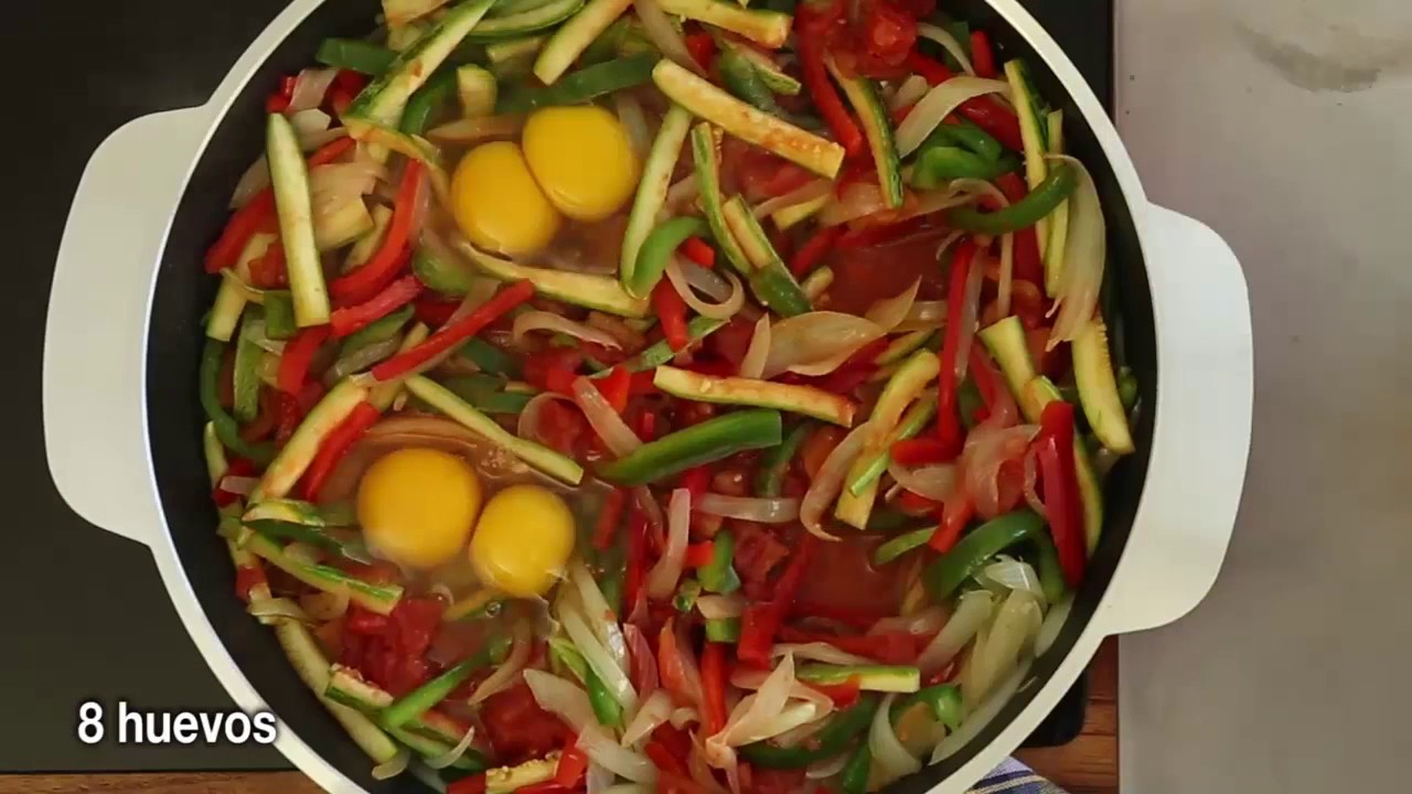 Huevos tibios sobre colchón de vegetales - YouTube