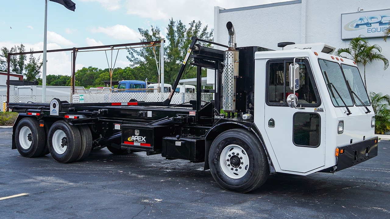 2002 CCC Low Entry Roll Off Truck - YouTube