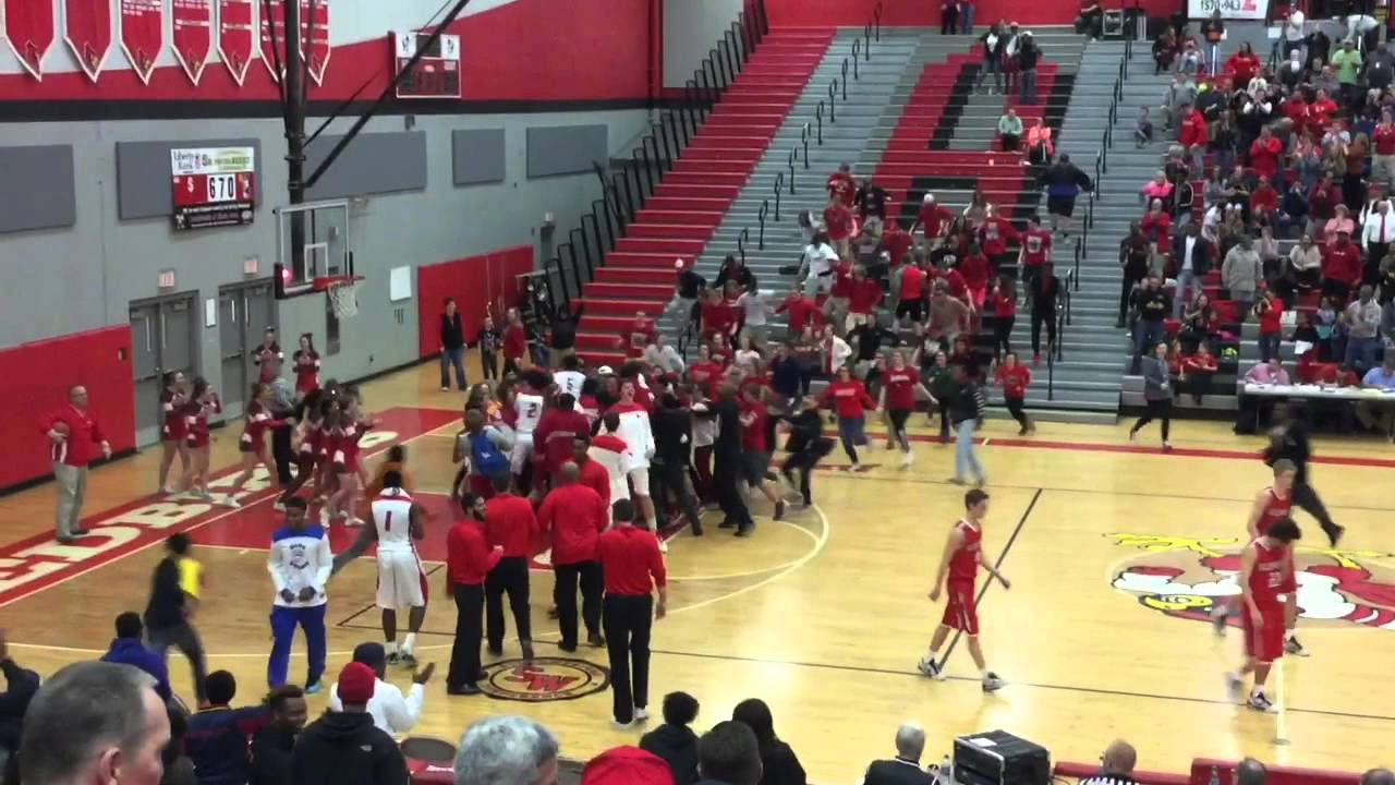 Maurice Edwards Buzzer Beater - YouTube